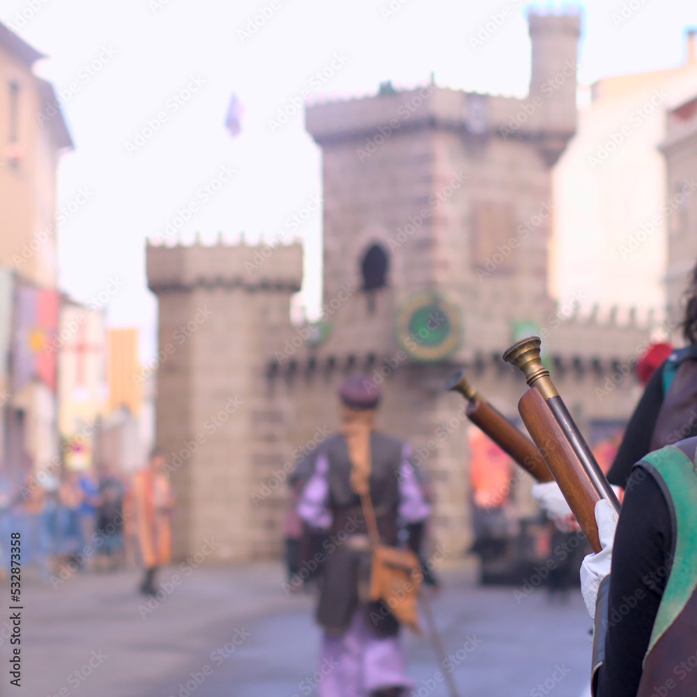 Moors holding blunderbuss weapons in front of castle. Moros y ...