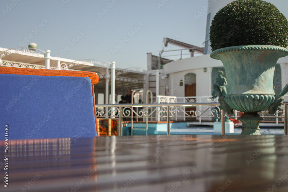 Foto de iew onto open outdoor pool sun deck of legendary luxury ocean ...