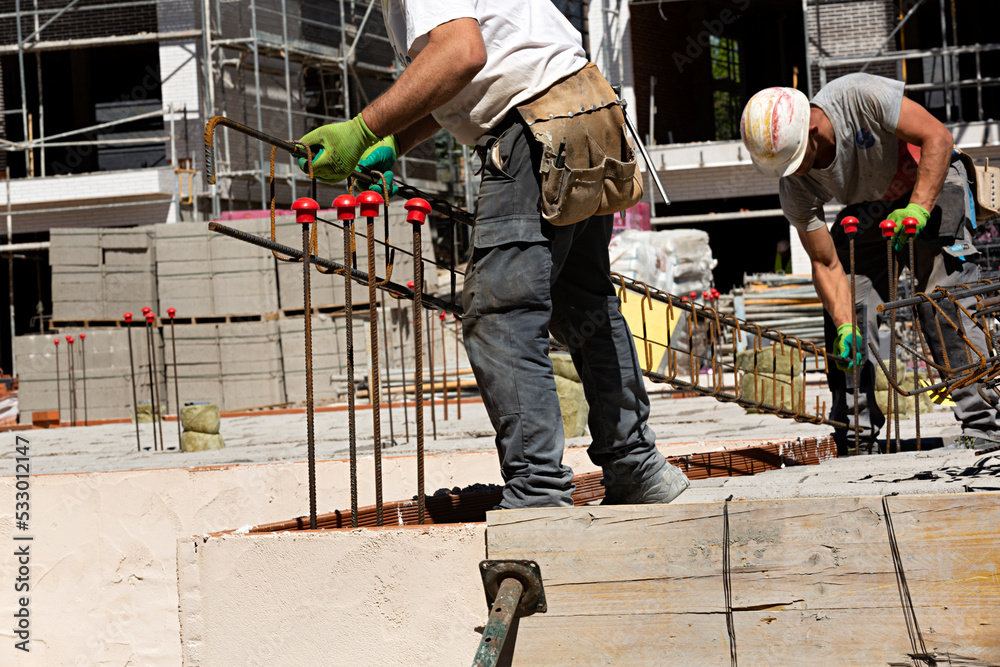 Obreros trabajando en obra de construcción de chalet. Stock Photo ...