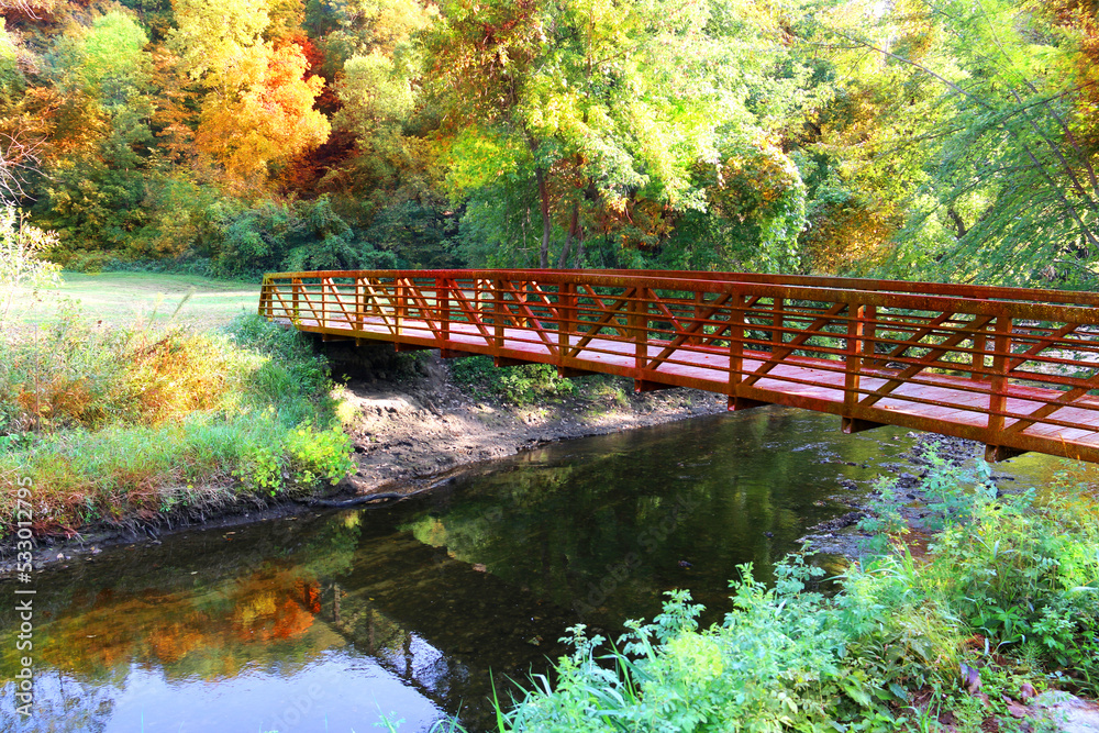 Fotka „red rusted footbridge walkway bridge national park nature ...