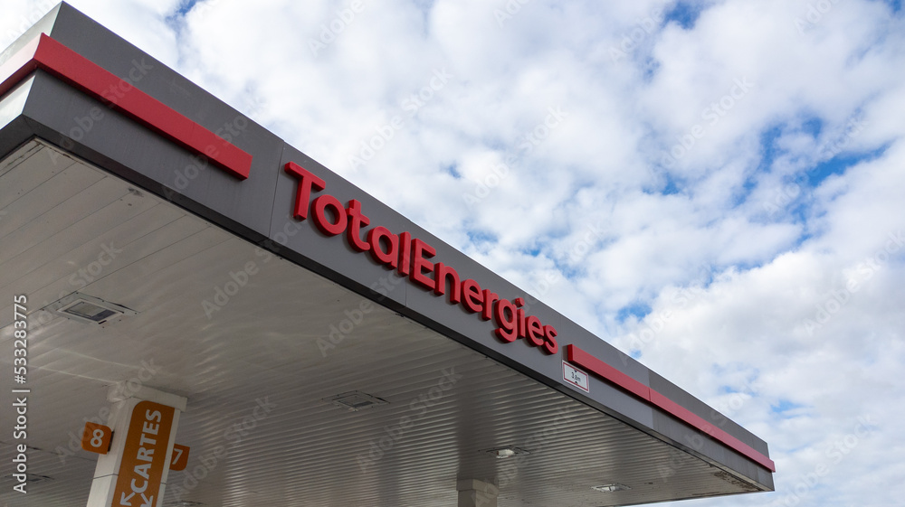 Foto de Totalenergies brand text company logo sign car Total energies ...