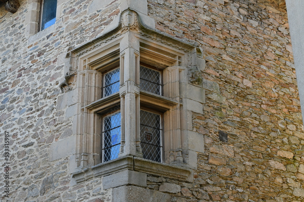 Fenêtre ancienne e avec ses superbes entourages de pierres taillées ...