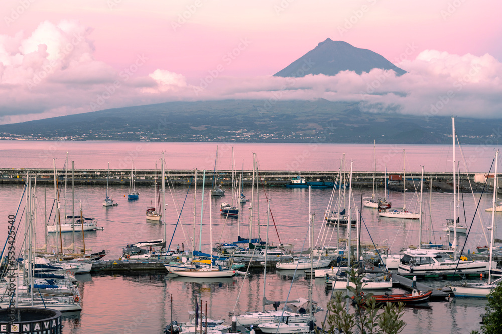 Insel Faial - Azoren: Blick von Horta auf den Pico, den höchsten Berg ...