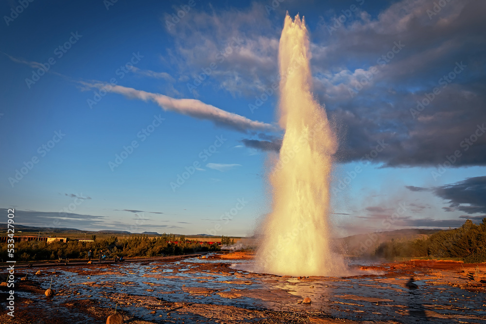 Foto de Stunning Eruption of Strokkur Geysir in Iceland during sunset ...