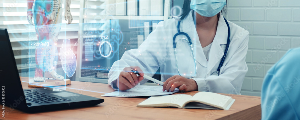 Foto de Doctor examining diagnosing patient’s health for illness ...