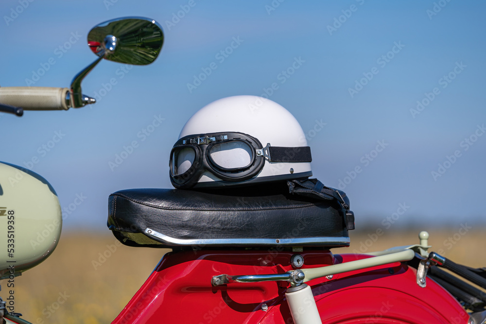 Foto de Helm mit Schutzbrille auf Simson Spatz Moped (DDR) do Stock ...