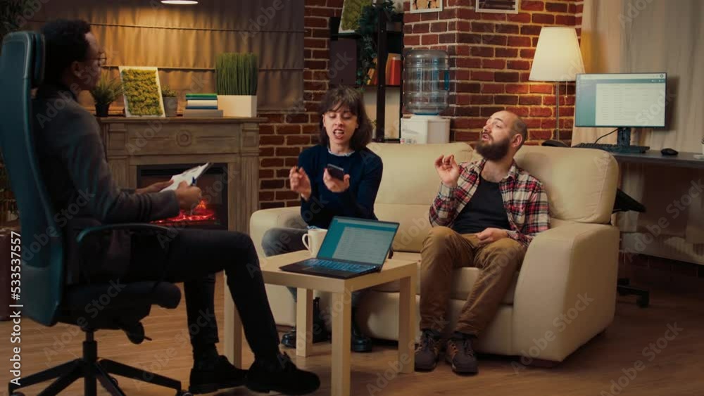 Vidéo Stock Wife having proof that husband cheated on smartphone ...