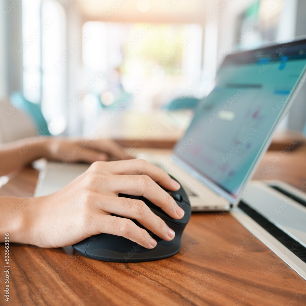 Foto de woman hand using computer ergonomic mouse, prevention wrist ...