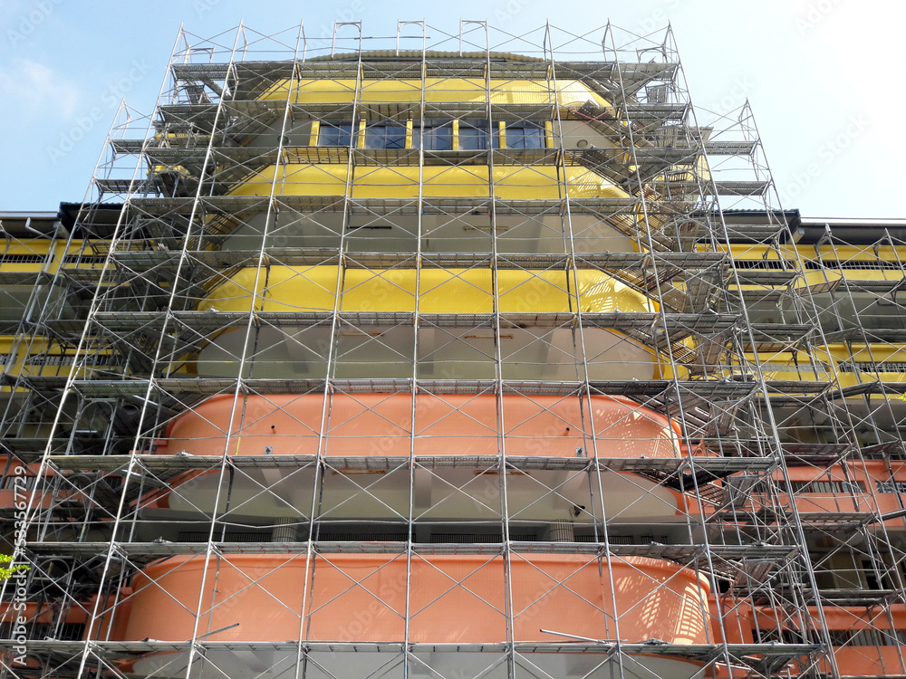 Foto de Scaffolding house. School. Building. High-rise, renovation ...