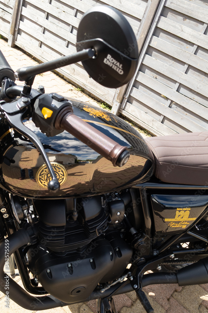 Foto de Royal Enfield 650 logo brand and text sign gas tank GT ...