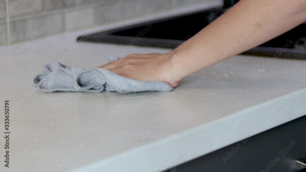 Vidéo Stock woman hand cleaning kitchen with gray microfiber cloth ...