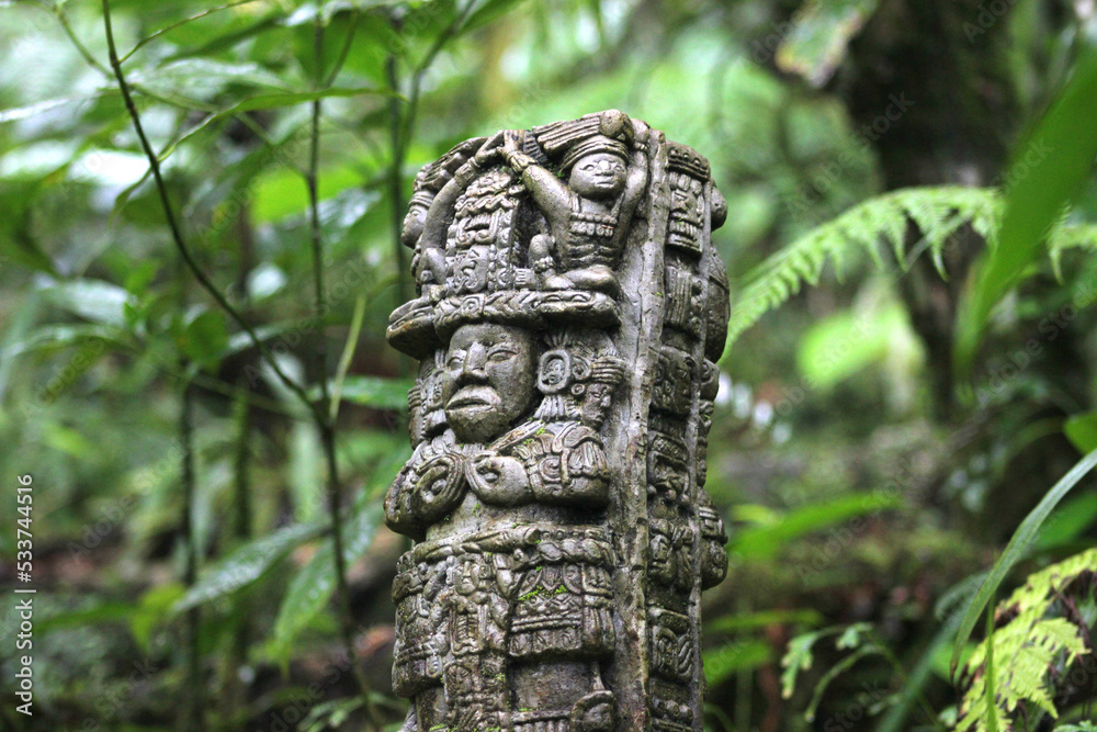 Escultura de la cultura Maya, tallada en piedra en la selva de Cobán ...