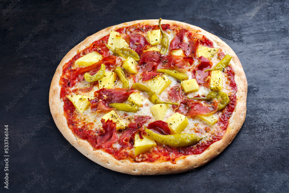 Traditionelle italienische Pizza Hawaii mit Schinken, Ananas und ...