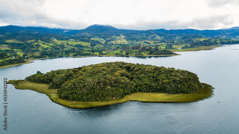 Laguna en medio de bosque, Laguna de la cocha, Pasto Nariño Stock Photo ...