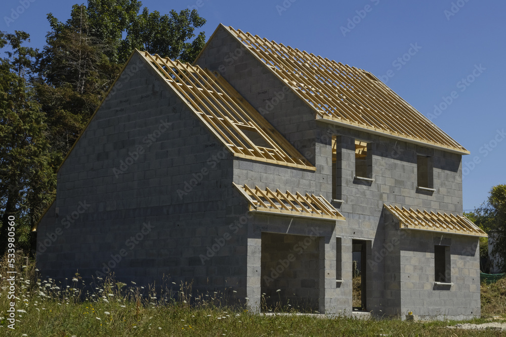Charpente en bois d'une maison en parpaings en construction Stock Photo ...