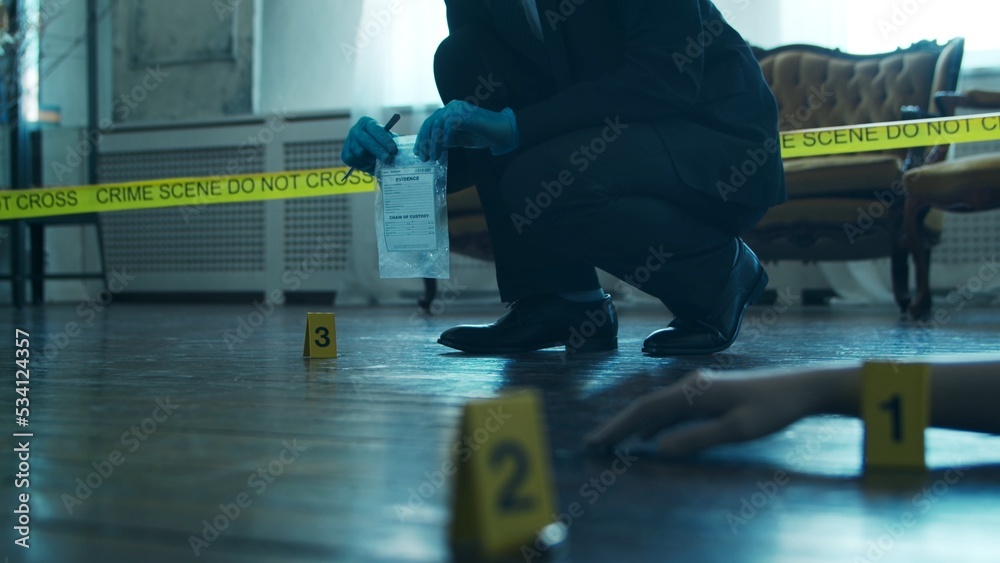 Foto de Detective Collecting Evidence in a Crime Scene. Forensic ...
