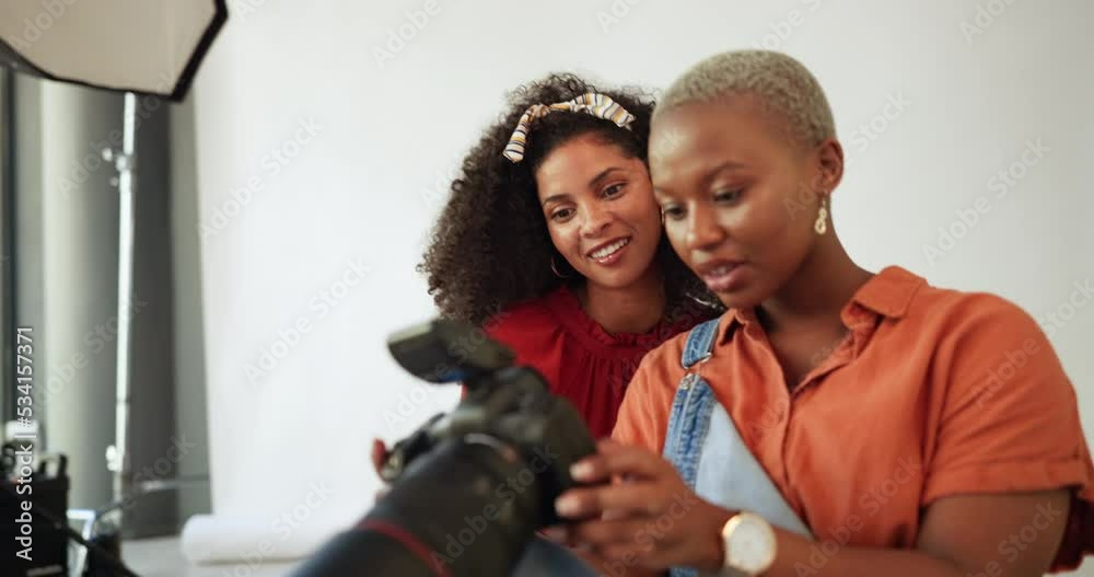 Stockvideo Fashion model in studio, photographer show creative ...