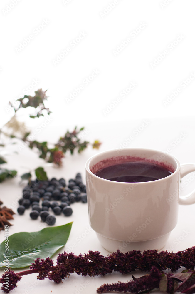 tasa de colada morada sobre fondo blanco con ingredientes tradicionales ...