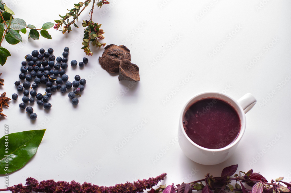 tasa de colada morada sobre fondo blanco con ingredientes tradicionales ...