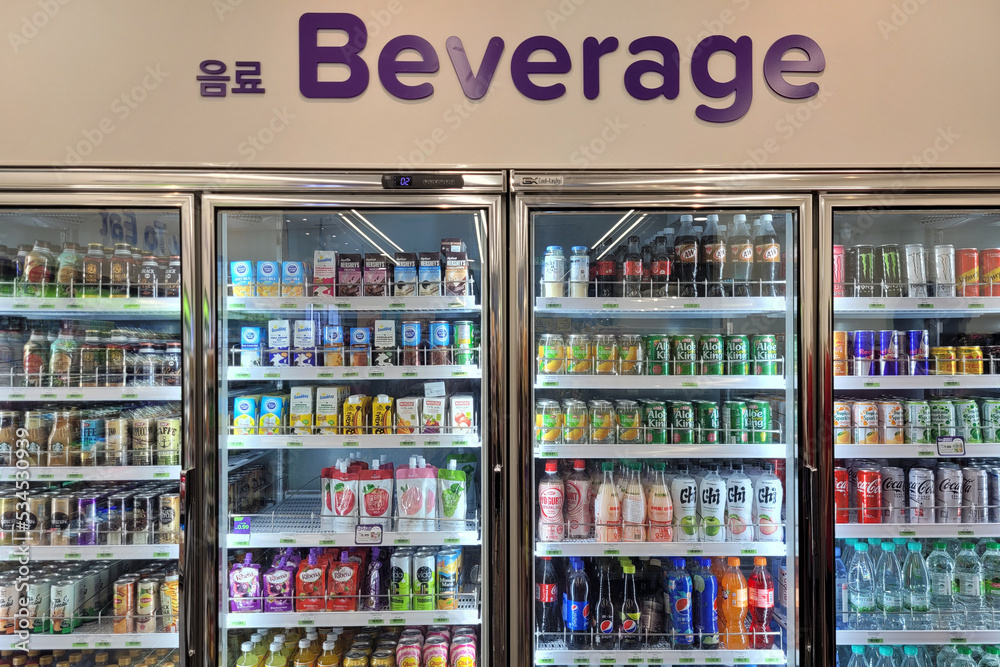 Fotka „PENANG, MALAYSIA - 16 SEP 2022: Huge fridge with various choice ...