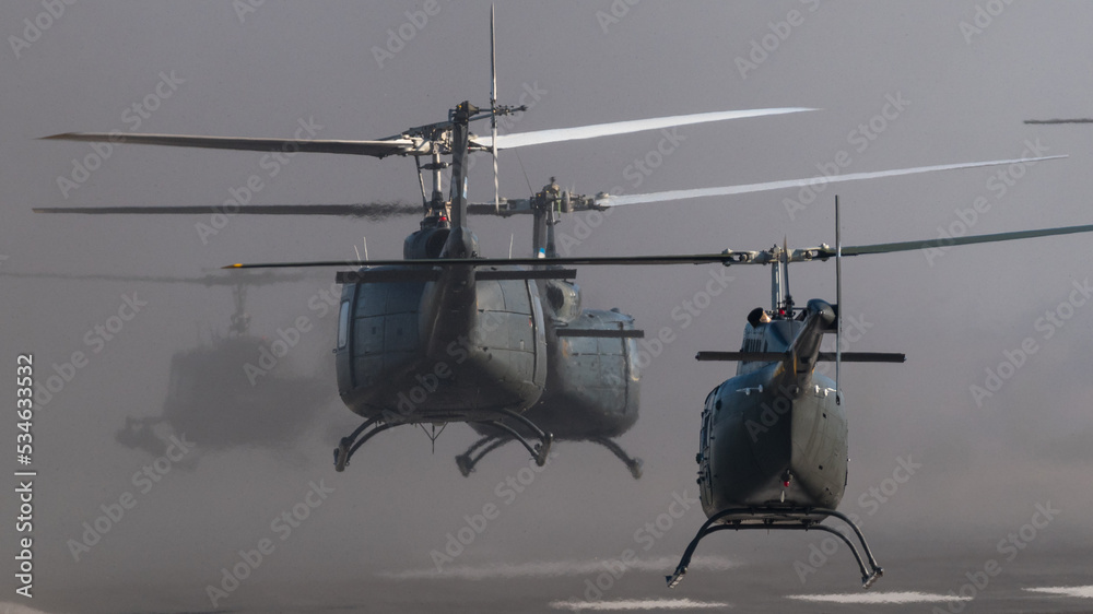 Helicopteros de transporte militar volando sobre la pista de aterrizaje ...