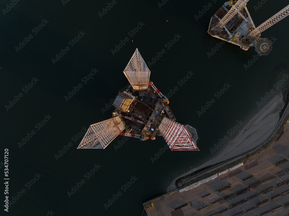 Foto de Offshore floating installation sea platform petroleum gas ...