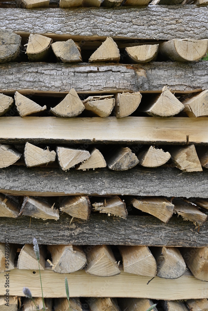 Ordentlich geschichtete Holzscheite Brennholz im Stapel Stock Photo ...