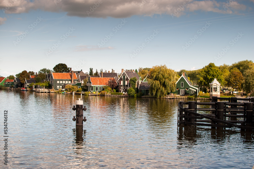 vista del típico pueblo De Zaanse Schans desde el puente sobre el río ...