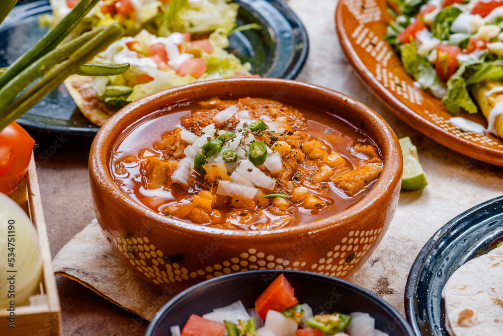 Póster Plato de barro mexicano con menudo, cebolla, chile y orégano ...