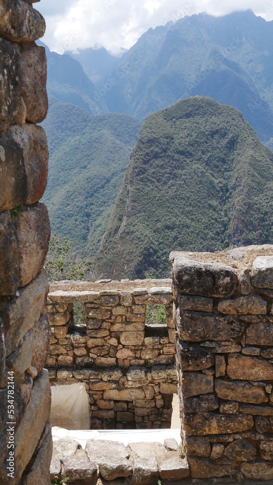 Foto de La cité d'Inca Machu Picchu sur le haut d'une montagne, avec ...
