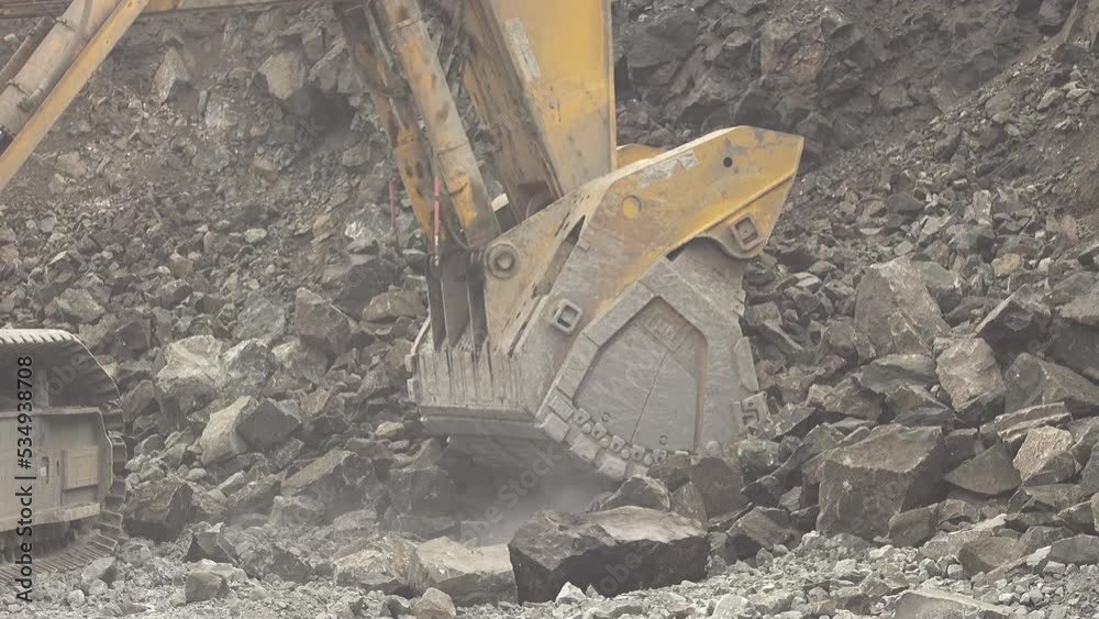 Slow motion loading of an excavator into mining truck 4K Stock 비디오 ...