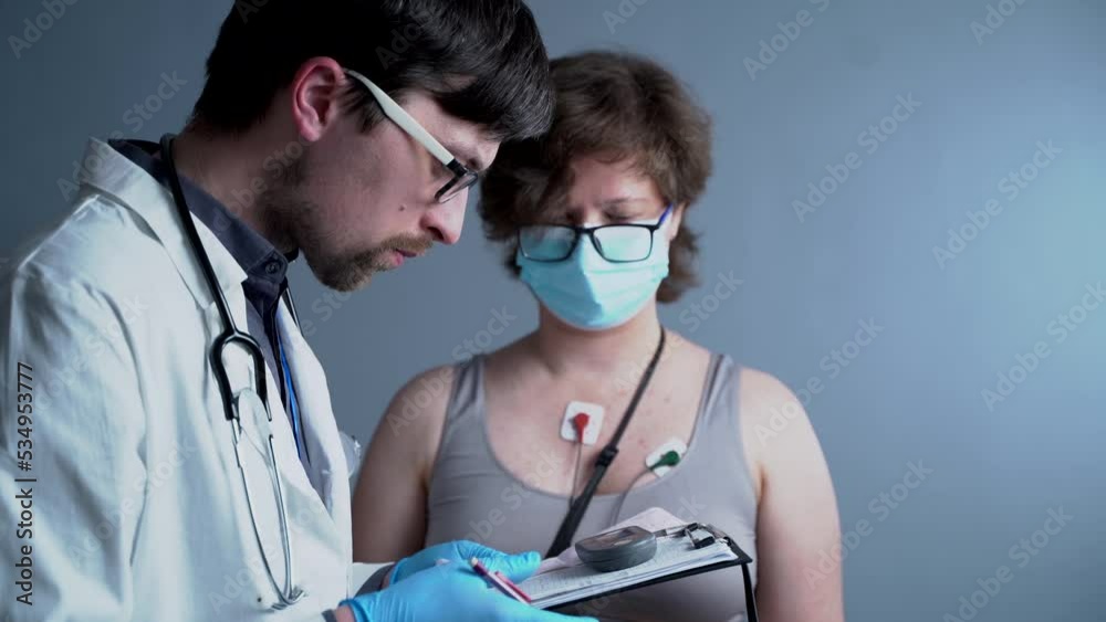 Vidéo Stock Treatment heart diseases. Health control. Cardiologist ...