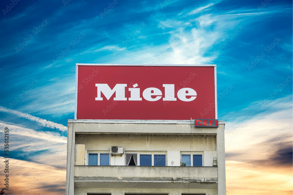 Foto de Bucharest, Romania -Aug 2022: Miele company logo on a outdoor ...