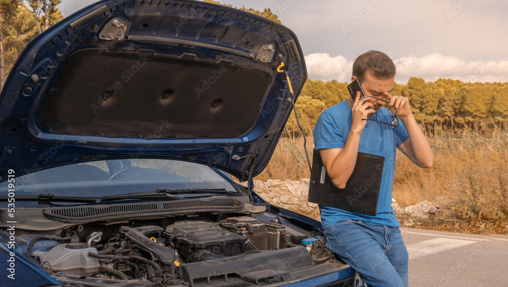 Hombre caucásico con expresión de preocupación, sentado en el coche ...