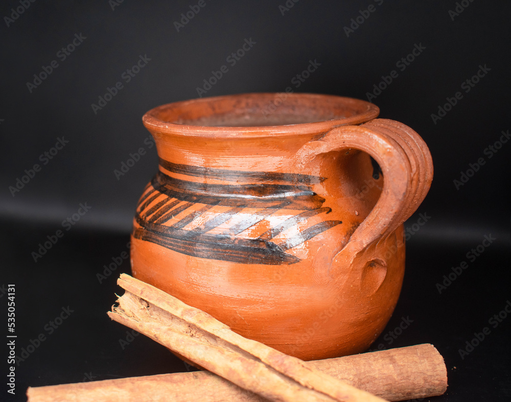 Taza de barro tipico mexicano con chocolate caliente y canela en un ...