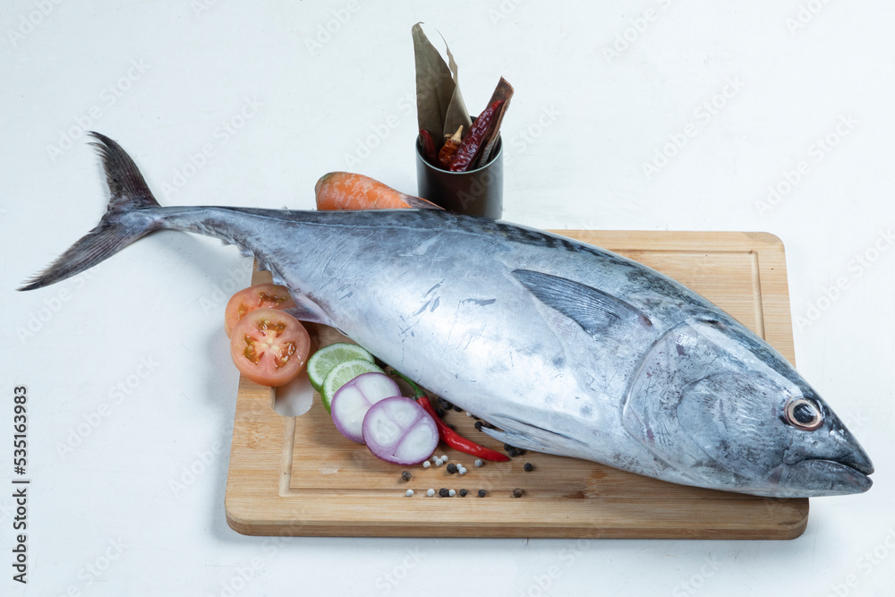 Yokowa (young Pacific bluefin tuna), Japanese Katsuo fish (bonito, skipjack tuna) ภาพถ่ายสต็อก ...