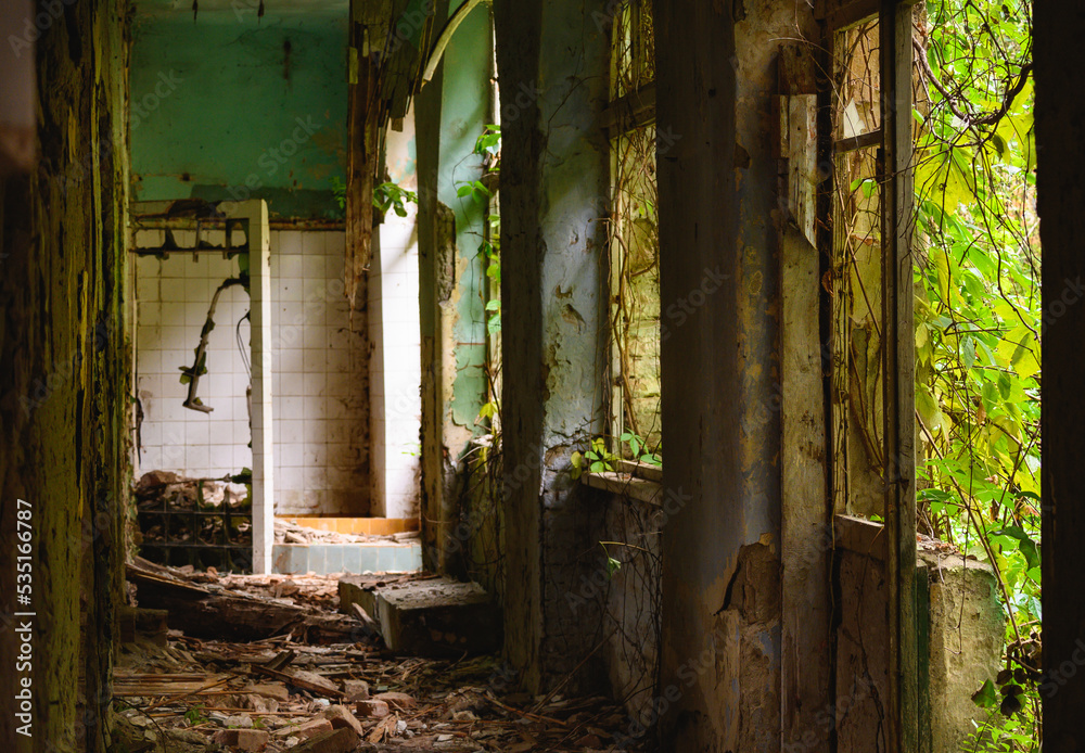 Exploring a ruined building. Inside an old building in ruins. Stock 写真 ...