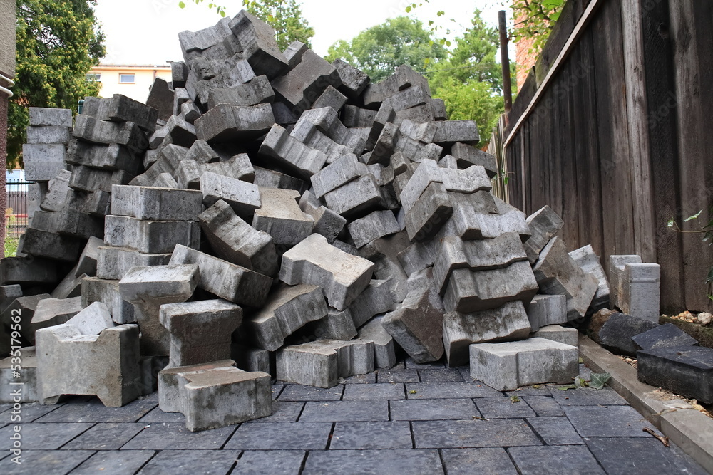 Laying paving stones. A stack of cubes. Układanie kostki brukowej ...