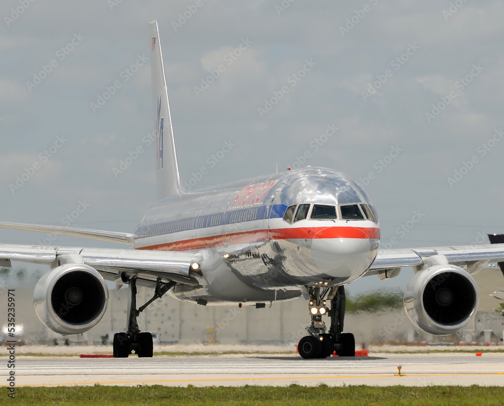 American Airlines passenger jet Boeing 757 classic livery and colors ...