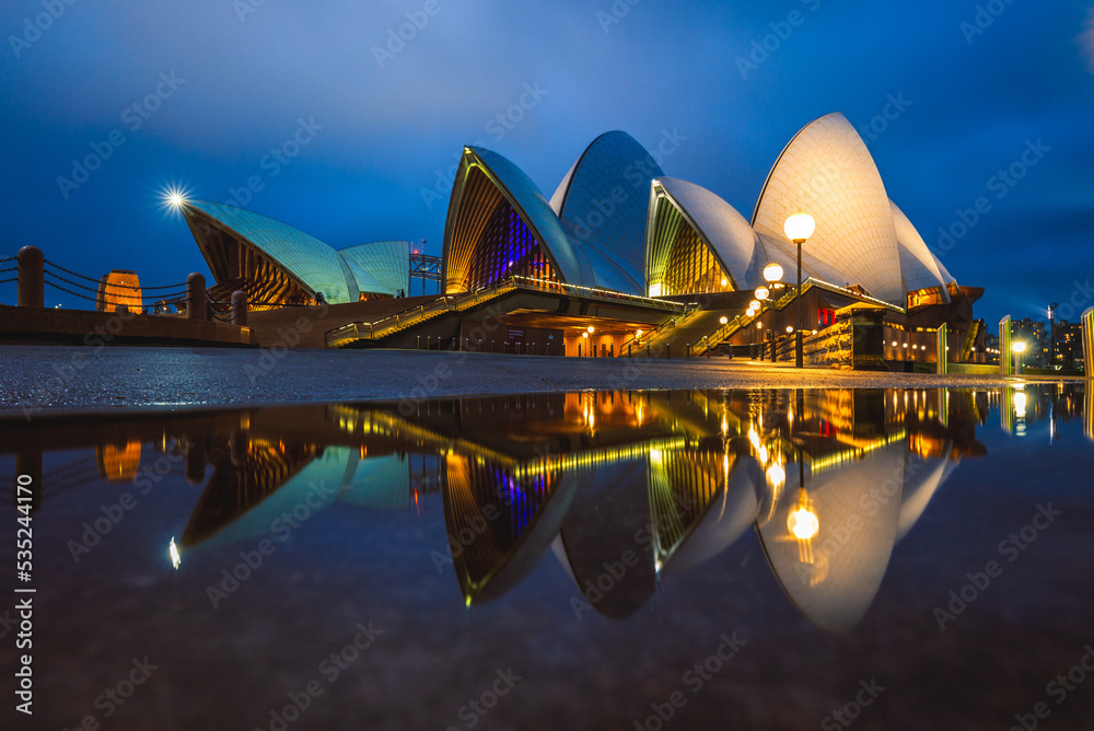 Sydney, Australia - January 6, 2019: mirror image of sydney opera house ...