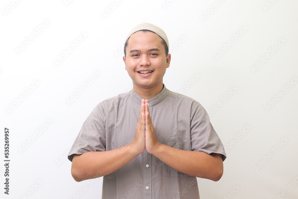 Portraits of the religious wearing Muslim shirts and smiling hats with ...