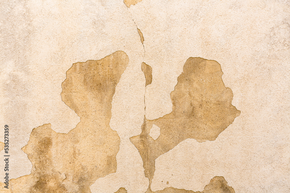Wand oder Mauer beige verputz mit abgeplatzen Stellen und Rissen als ...