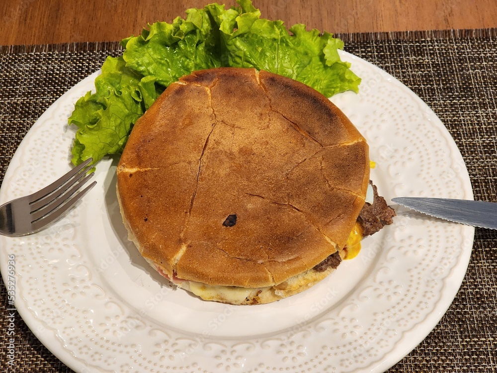 Foto de xis burguer do Stock | Adobe Stock