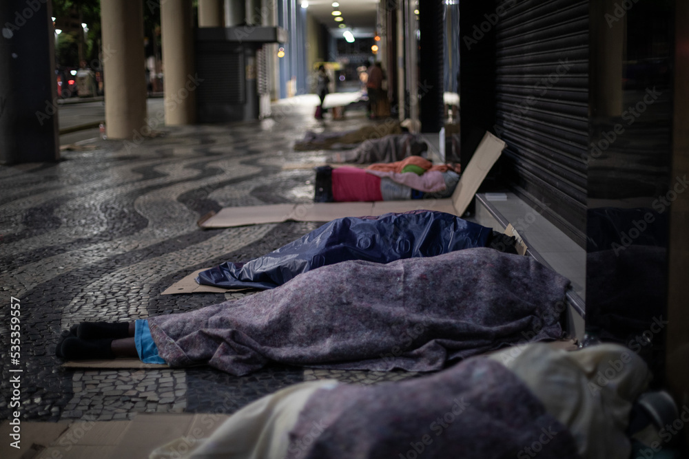 Foto de homeless people sleeping in the streets of rio de janeiro ...