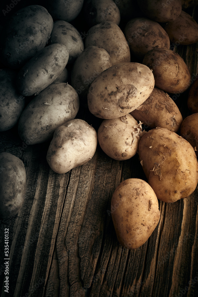 Raw ripe potatoes on wooden background Stock-Foto | Adobe Stock