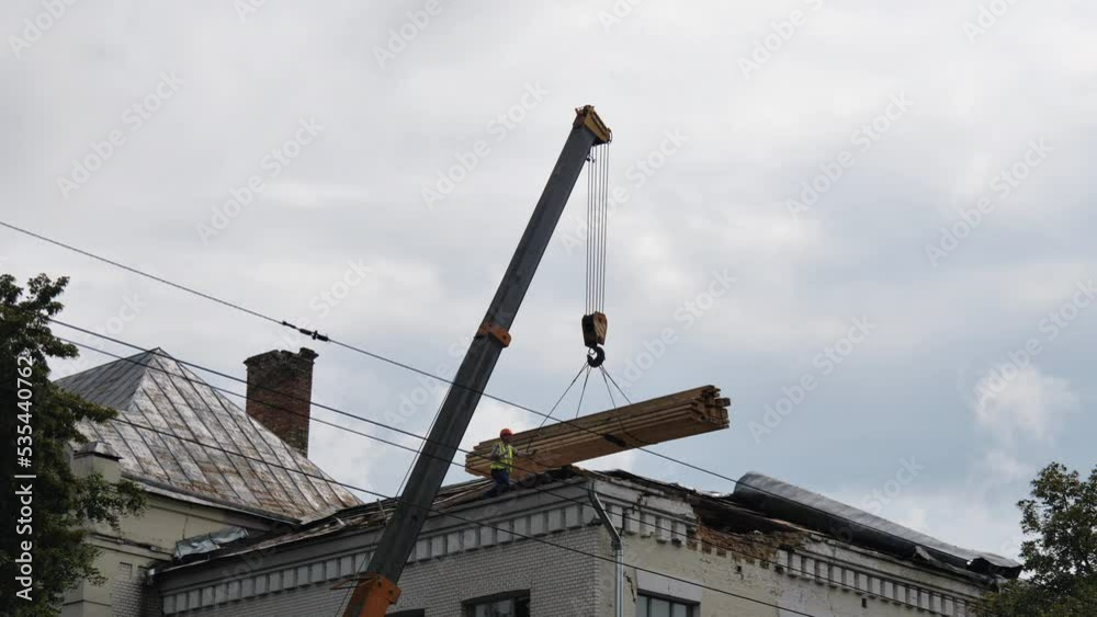 Vidéo Stock the beginning of the restoration of the building destroyed ...