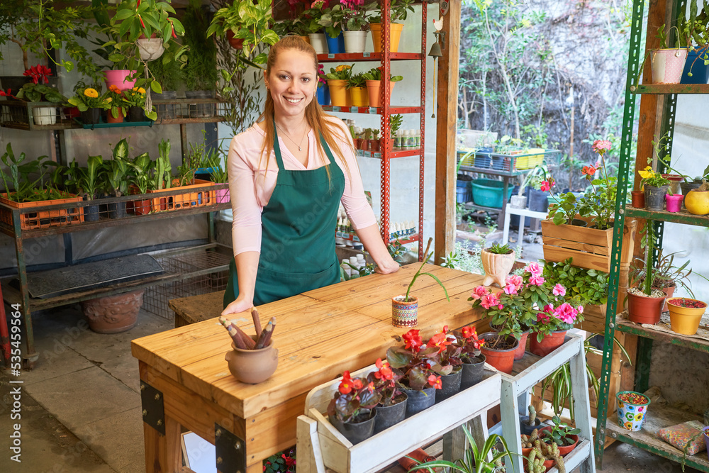 Foto de Freundliche junge Frau als Floristin und Fachverkäuferin do ...