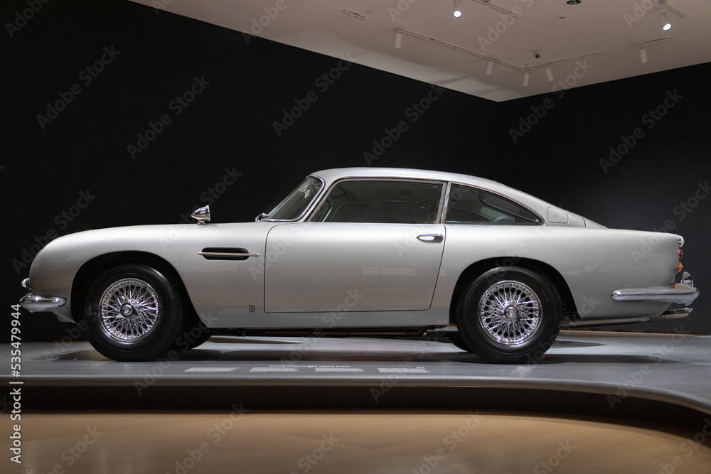 BILBAO, SPAIN-SEPTEMBER 10, 2022: 1964 Aston Martin DB5 James Bond (Side View) Stock 写真 | Adobe ...