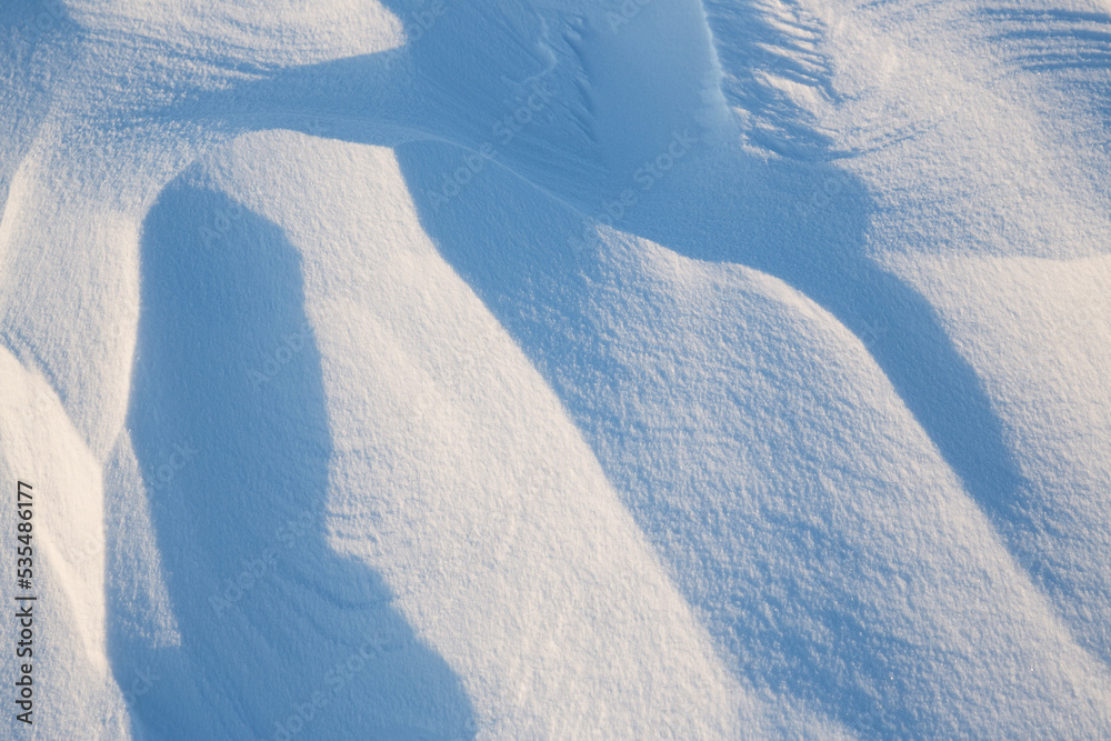 Fotka „Snow texture. Wind sculpted patterns on snow surface. Wind in ...