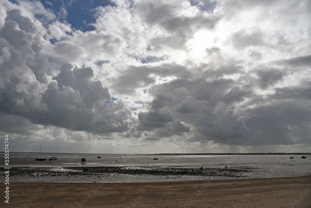 plage a mrée basse avec ciel nuageaux annonçant la pluie Stock Photo ...